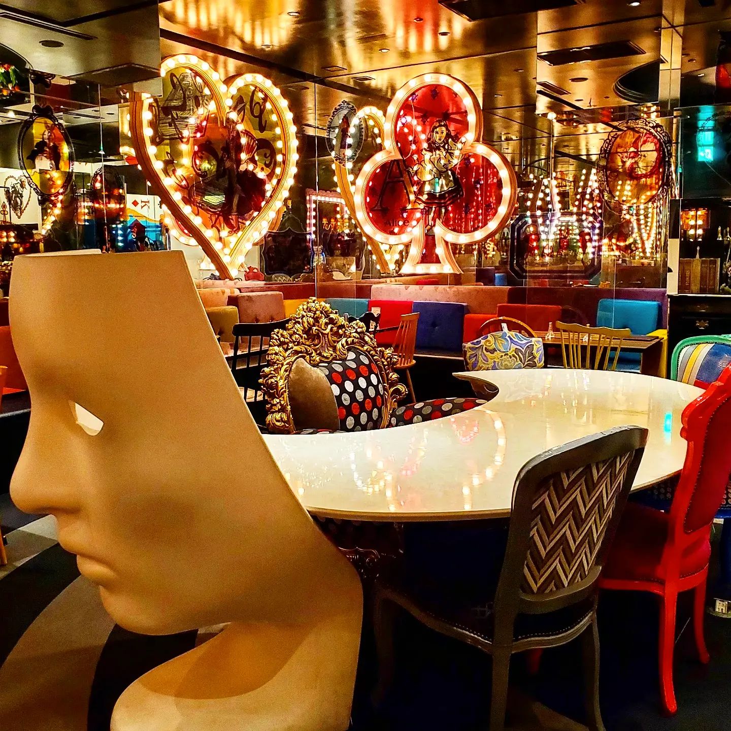 [오사카 카페] 환상의 나라의 앨리스 – 루워커(luwalker)