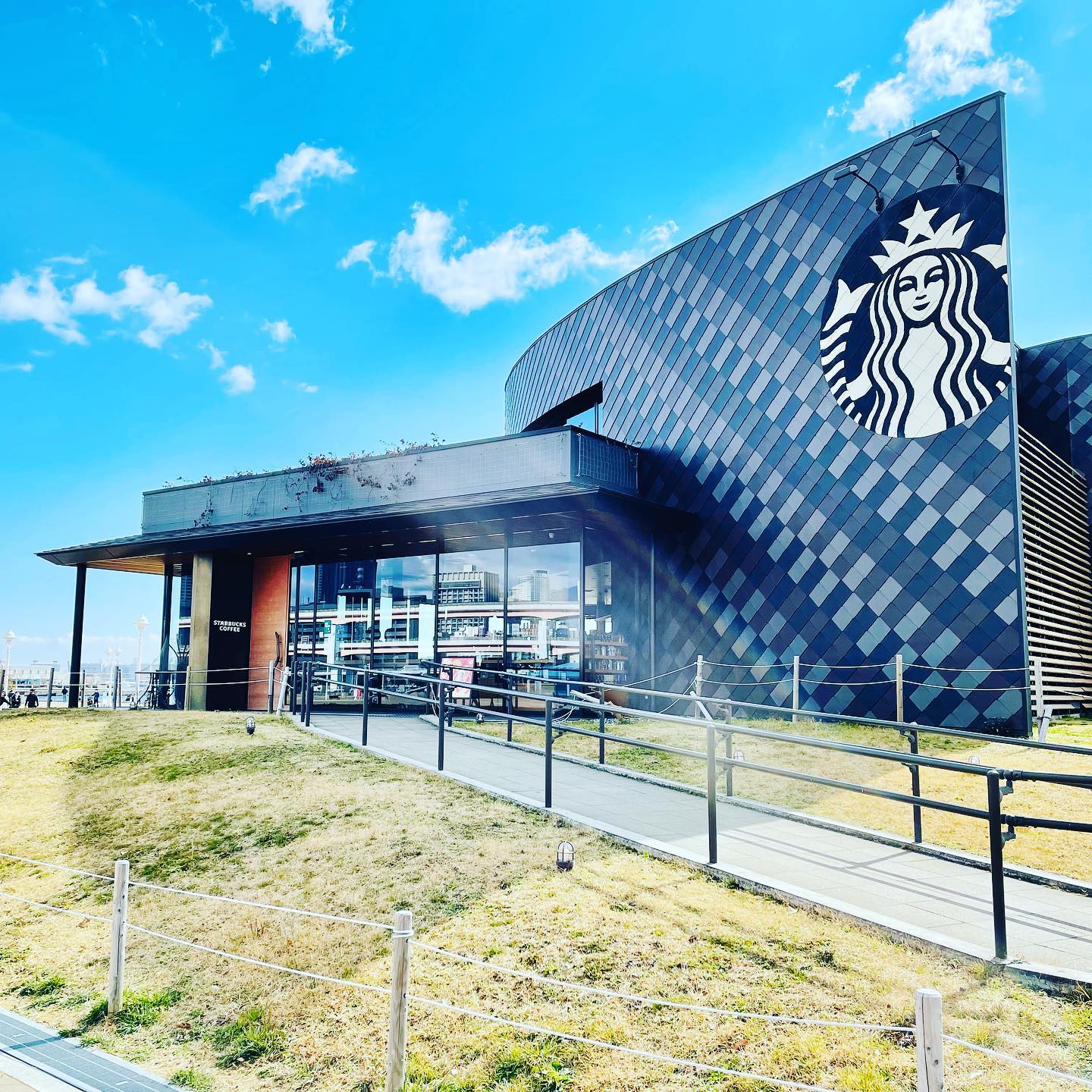[일본 스타벅스] 고베 메리켄 파크 – 루워커(luwalker)